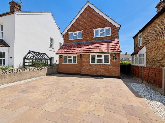 4 bedroom detached house to rent