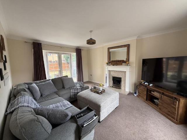 4 bedroom detached house to rent