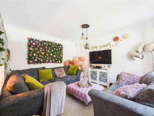 4 bedroom detached house to rent