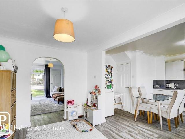 4 bedroom detached house to rent