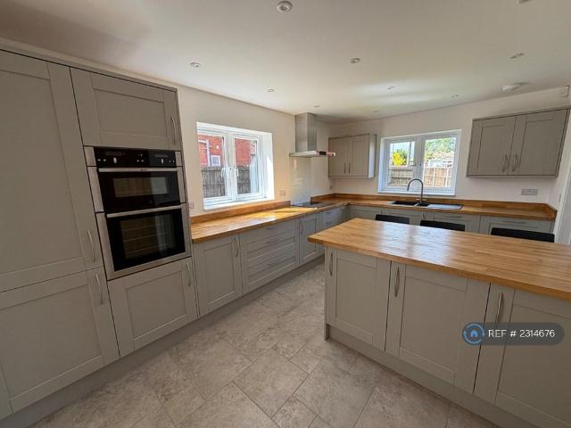 4 bedroom detached house to rent