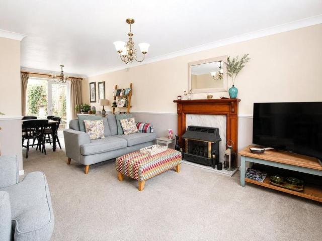 4 bedroom detached house to rent
