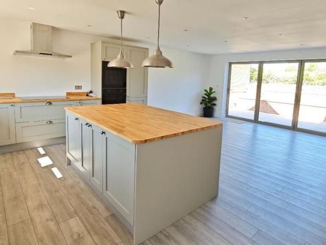 4 bedroom detached house to rent