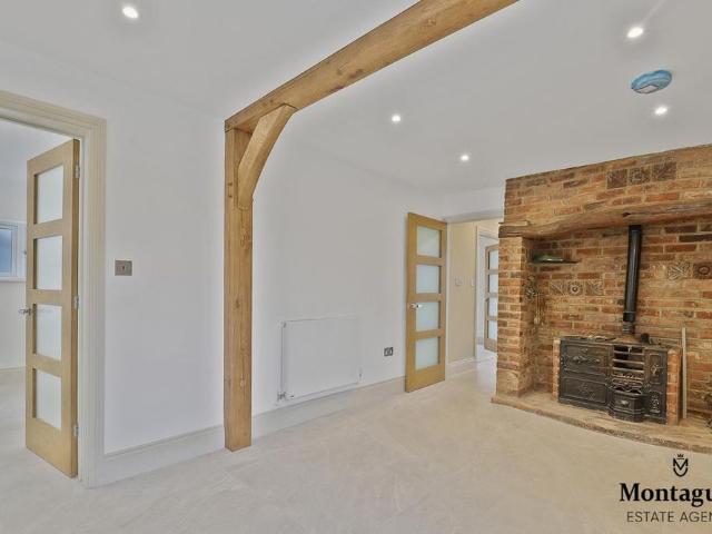 4 bedroom detached house to rent