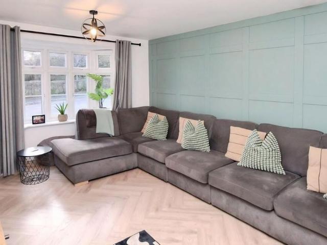 4 bedroom detached house to rent