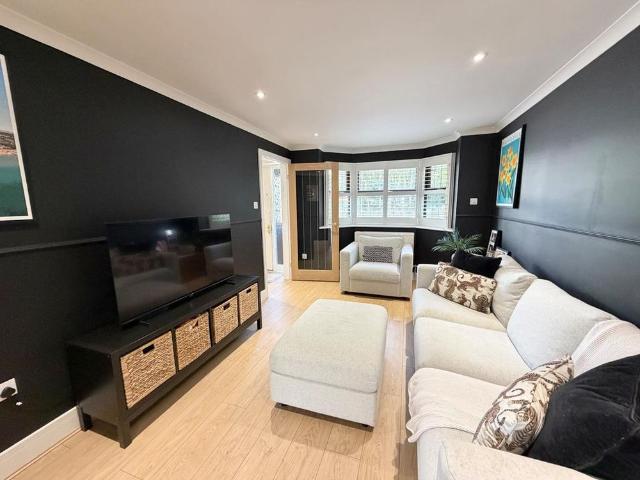 4 bedroom detached house to rent