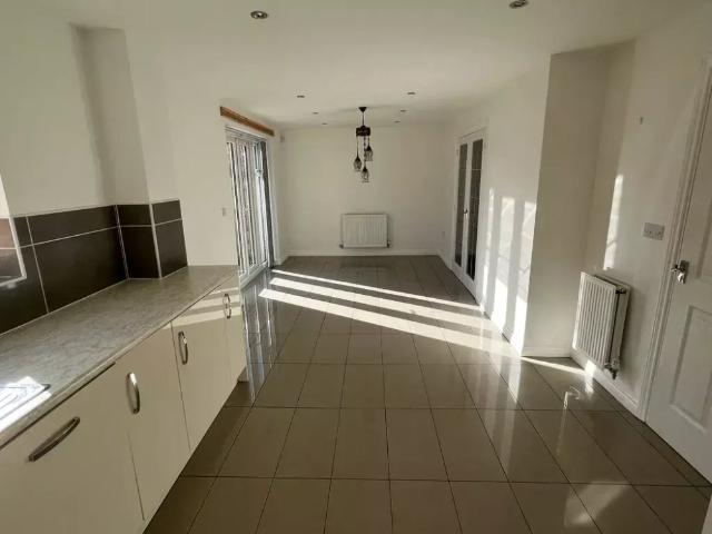 4 bedroom detached house to rent