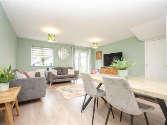 4 bedroom detached house to rent