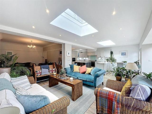 4 bedroom detached house to rent