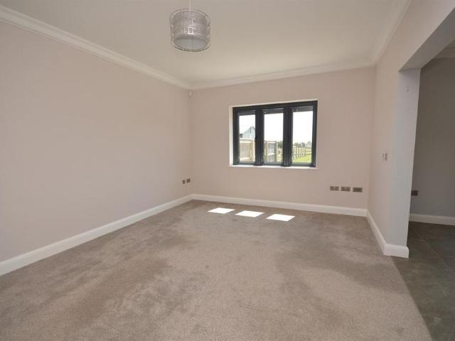 4 bedroom detached house to rent