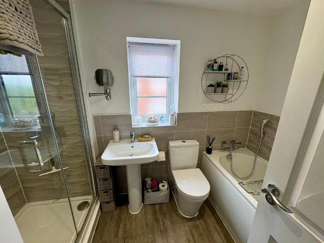 4 bedroom detached house to rent