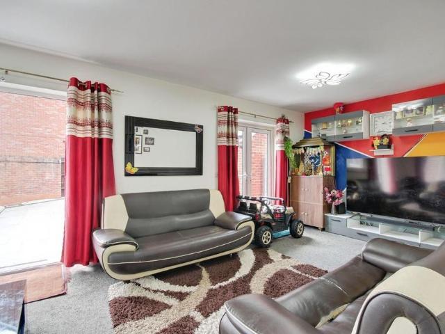 4 bedroom detached house to rent