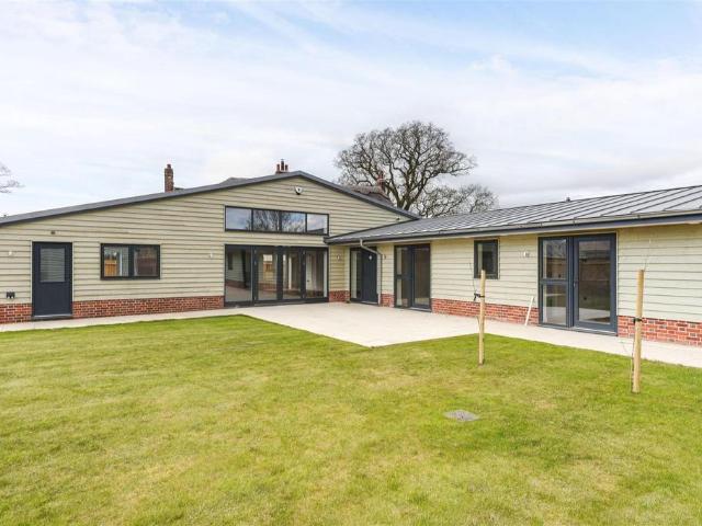 4 bedroom detached house to rent
