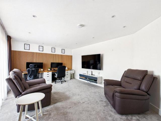 4 bedroom detached house to rent