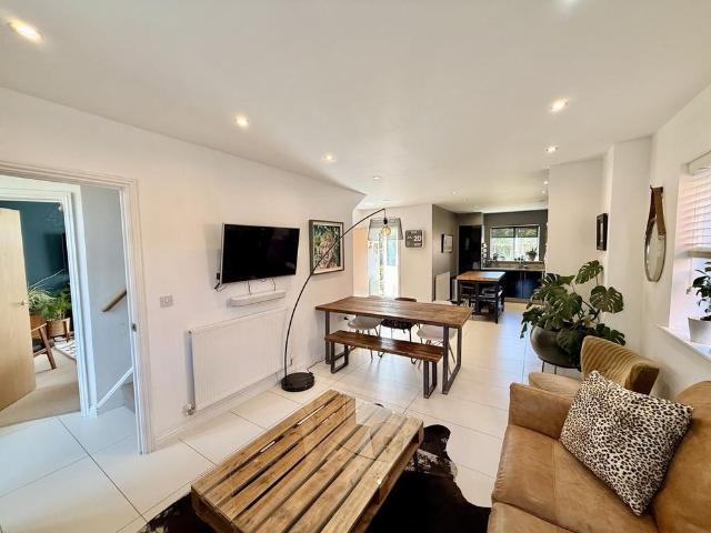 4 bedroom detached house to rent