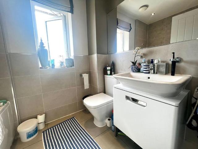 4 bedroom detached house to rent