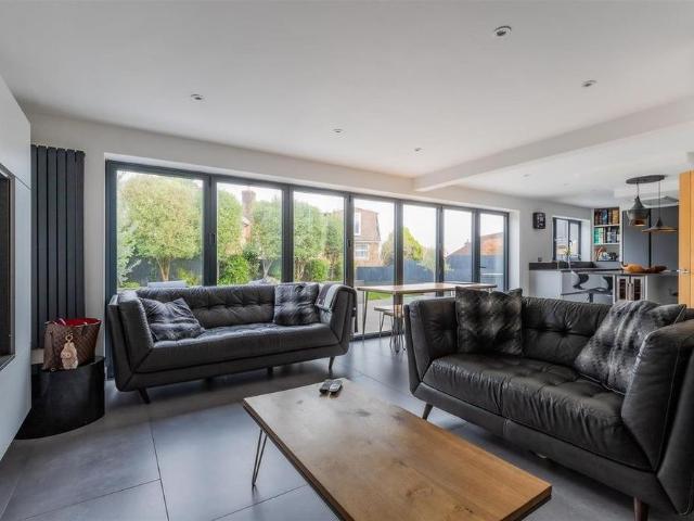4 bedroom detached house to rent