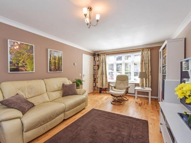 4 bedroom detached house to rent