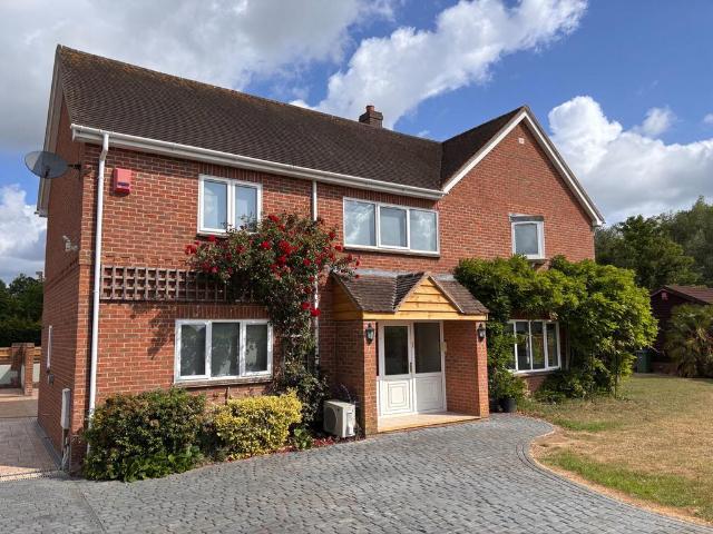 4 bedroom detached house to rent