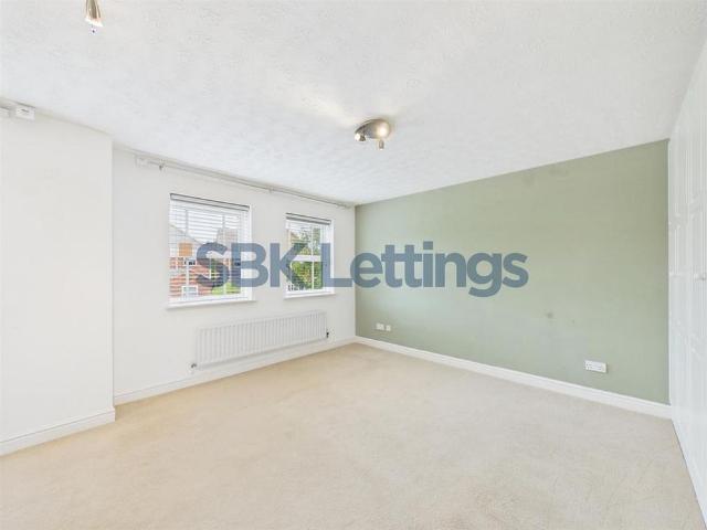 4 bedroom detached house to rent