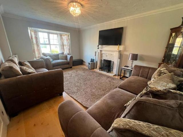 4 bedroom detached house to rent