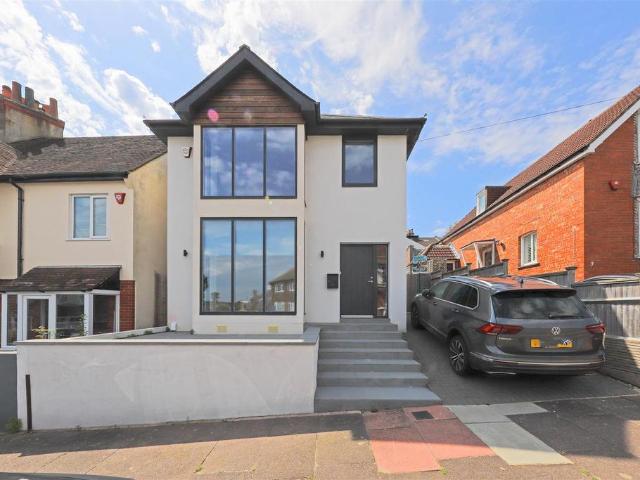 4 bedroom detached house to rent