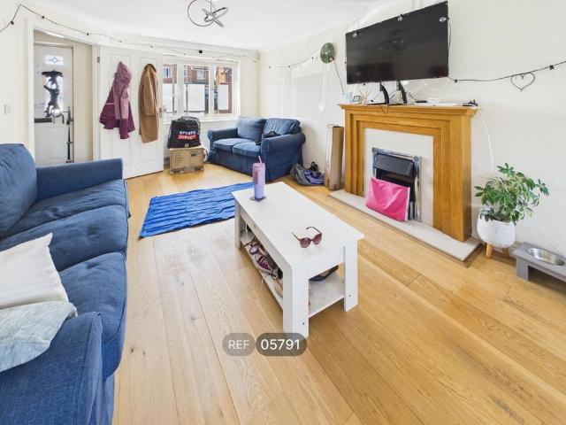 4 bedroom detached house to rent