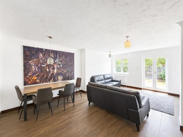 4 bedroom detached house to rent