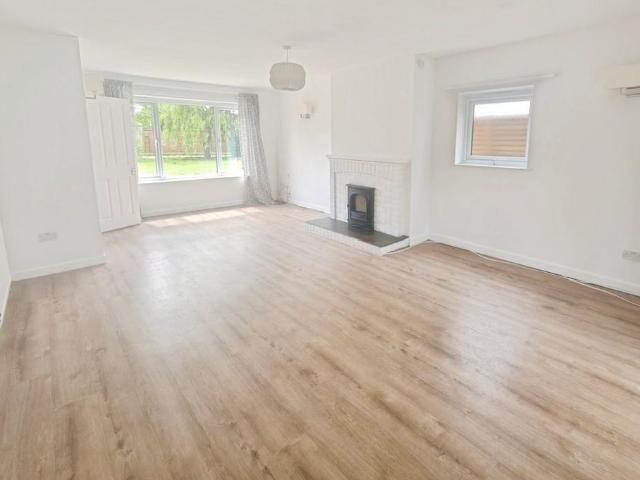 4 bedroom detached house to rent