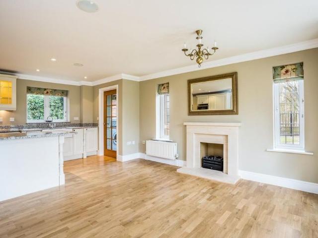 4 bedroom detached house to rent