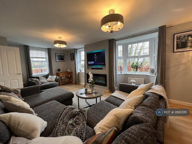 4 bedroom detached house to rent
