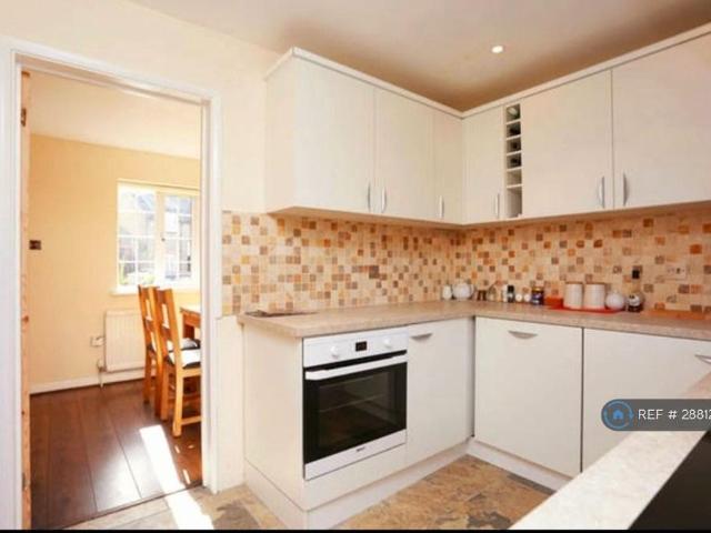 4 bedroom detached house to rent