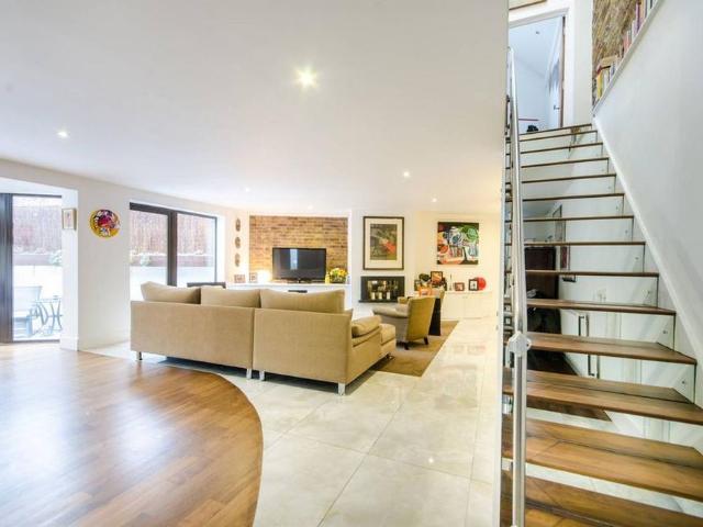 4 bedroom detached house to rent