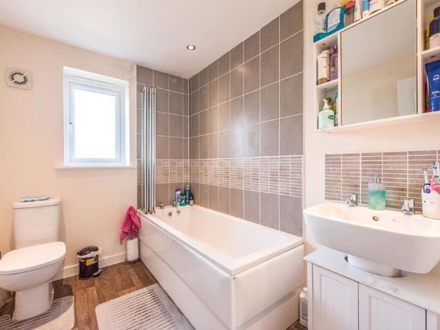 4 bedroom detached house to rent