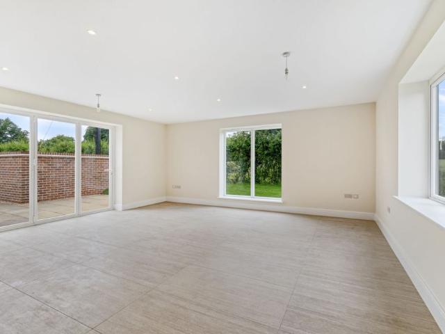 4 Bedroom Detached House To Rent