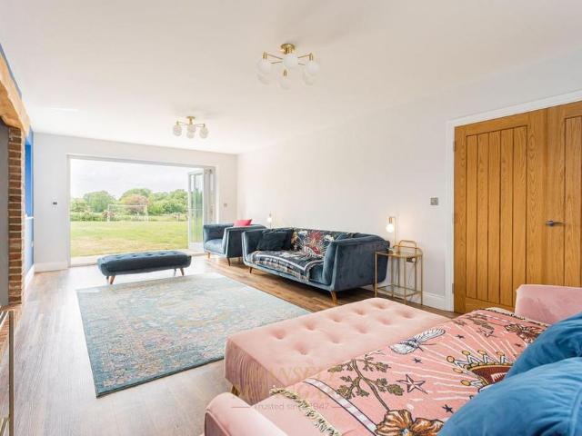 4 bedroom detached house to rent