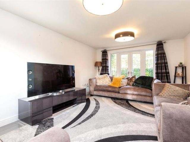 4 bedroom detached house to rent