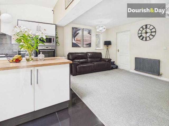 4 bedroom detached house to rent