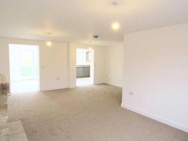 4 bedroom detached house to rent