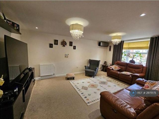4 bedroom detached house to rent