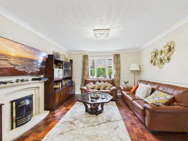 4 bedroom detached house to rent