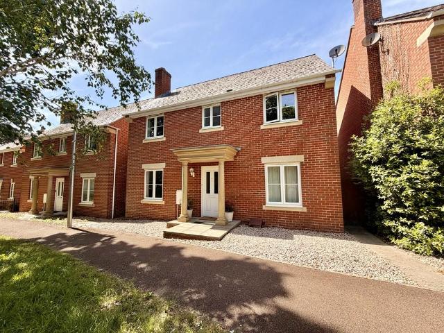 4 bedroom detached house to rent