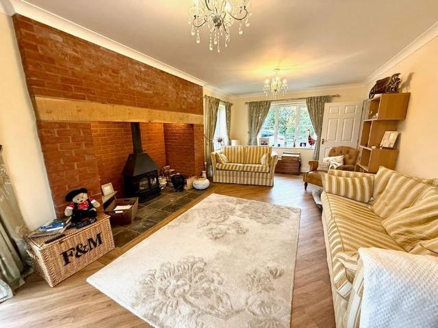 4 bedroom detached house to rent