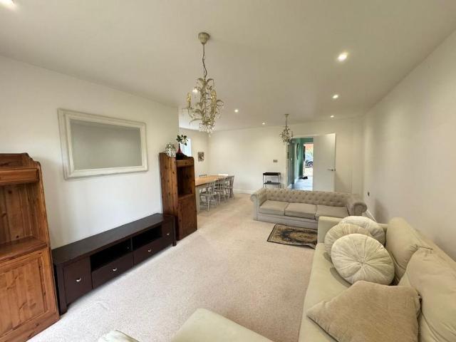 4 bedroom detached house to rent