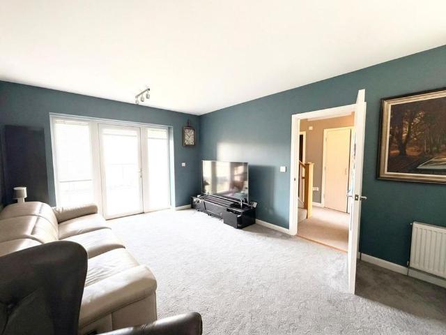 4 bedroom detached house to rent