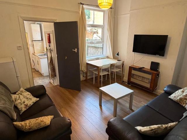 4 bedroom detached house to rent