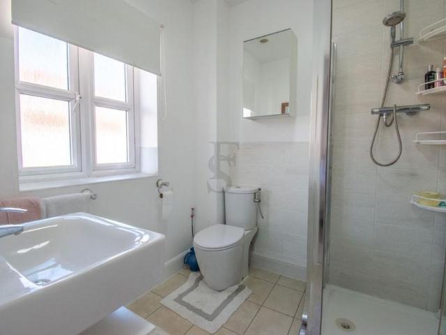 4 bedroom detached house to rent