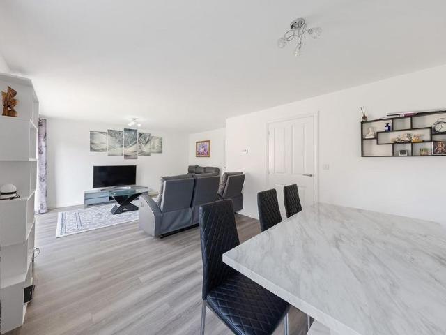 4 bedroom detached house to rent
