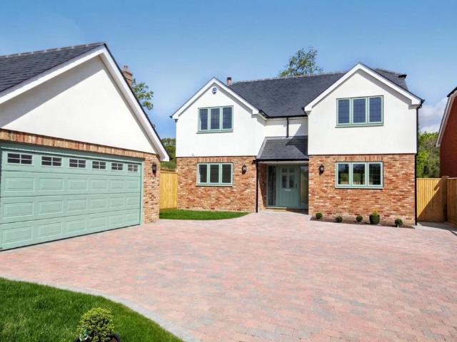 4 bedroom detached house to rent