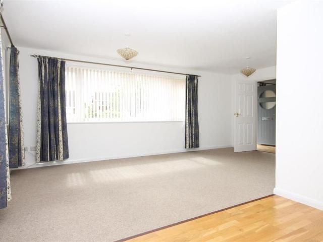 4 bedroom detached house to rent